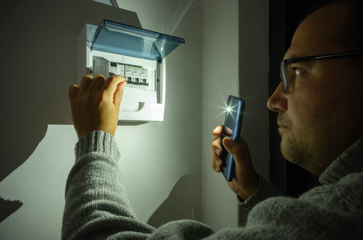 What To Do In A Power Cut: 6 Essential Steps - HomeOwners Alliance